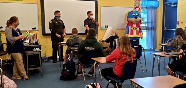 Safety Pup visits 6th grade students | Jersey CUSD 100